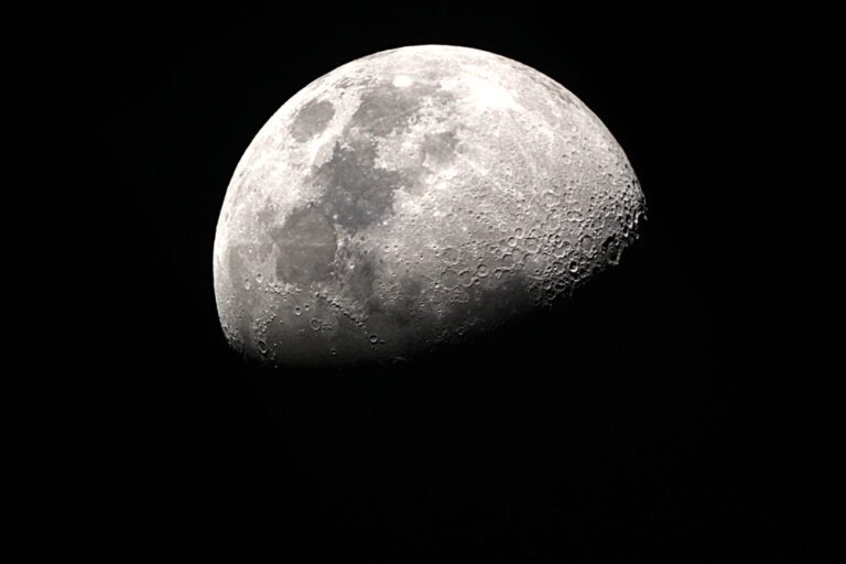 Could the Moon Support Life? Here’s What We Know! - Science in The World
